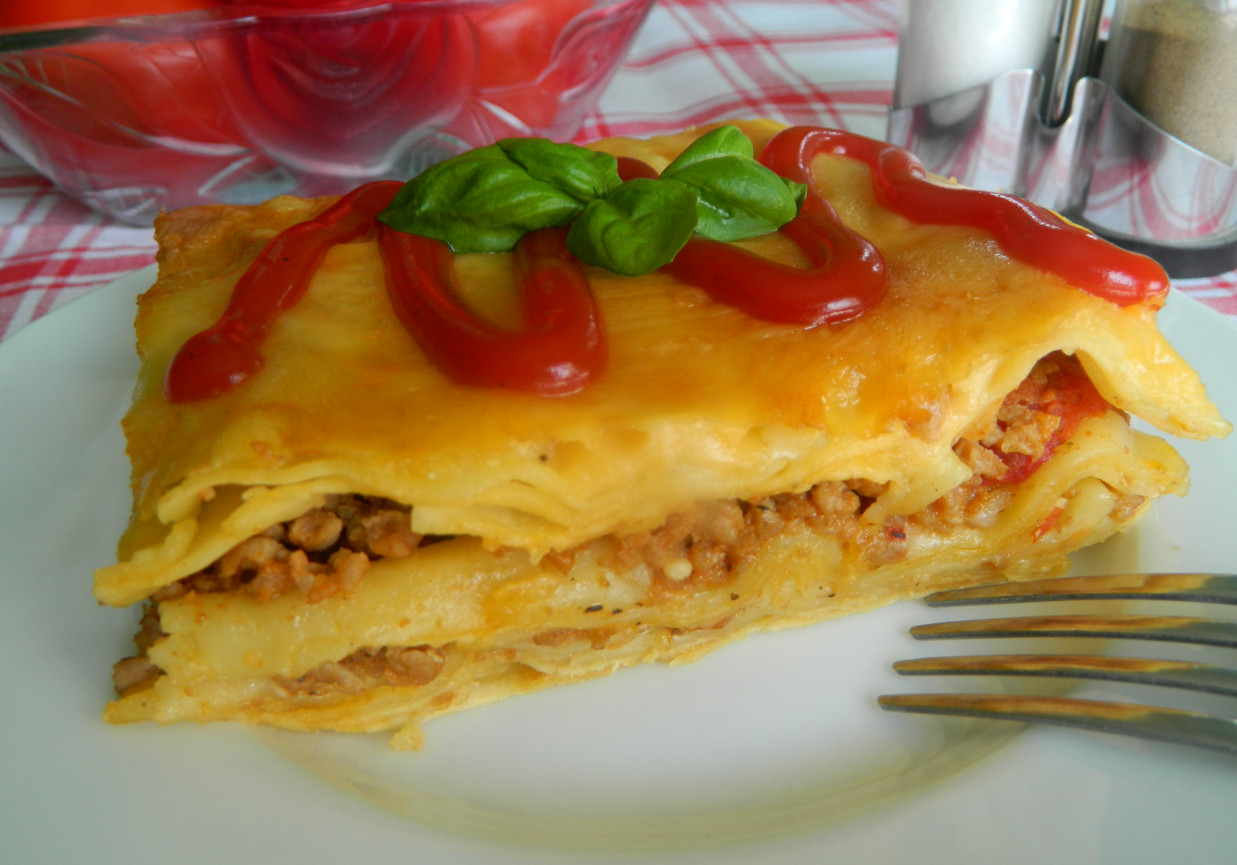 Lazania z mięsem mielonym i pomidorami - DoradcaSmaku.pl