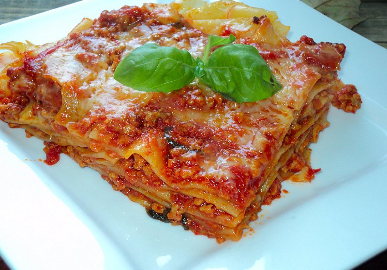 Lazania z sosem pomidorowo - mięsnym - DoradcaSmaku.pl