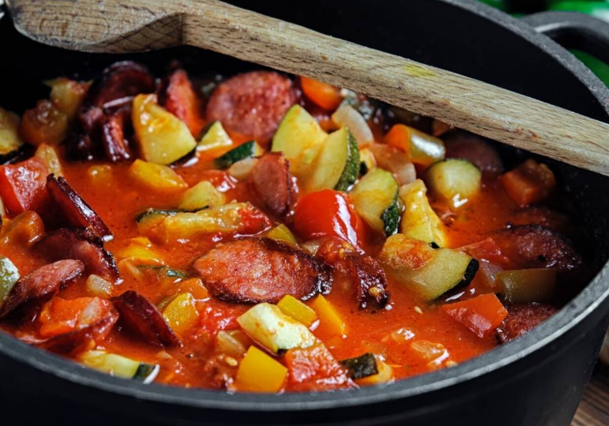 Leczo z cukinią kiełbasą i papryką i pieczarkami - DoradcaSmaku.pl