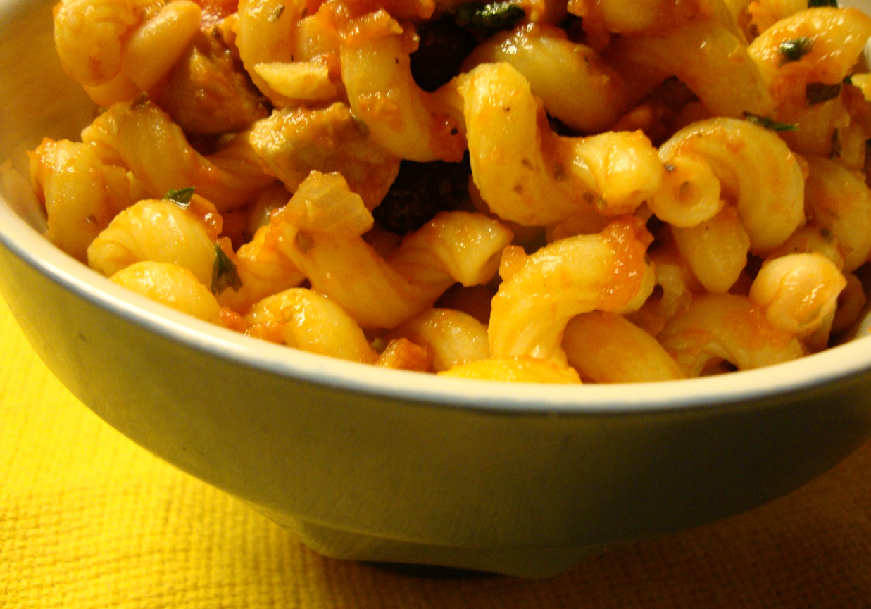 Makaron fusilli rigati z szynką wieprzową i białą fasolą cannellini ...