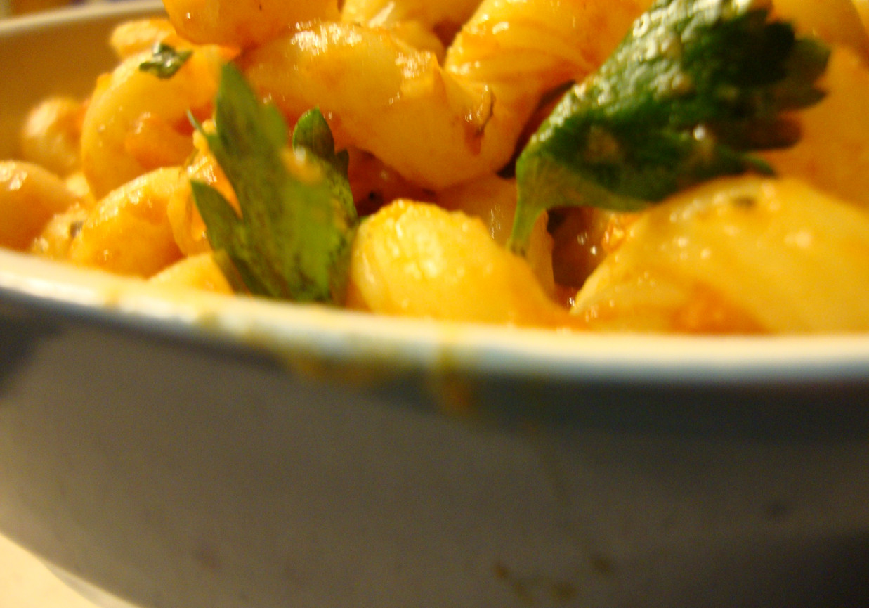 Makaron fusilli rigati z szynką wieprzową i białą fasolą cannellini ...