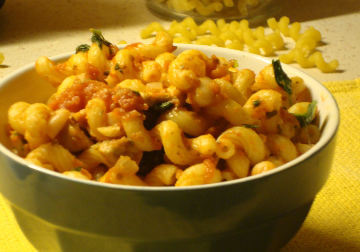 Makaron fusilli rigati z szynką wieprzową i białą fasolą cannellini ...