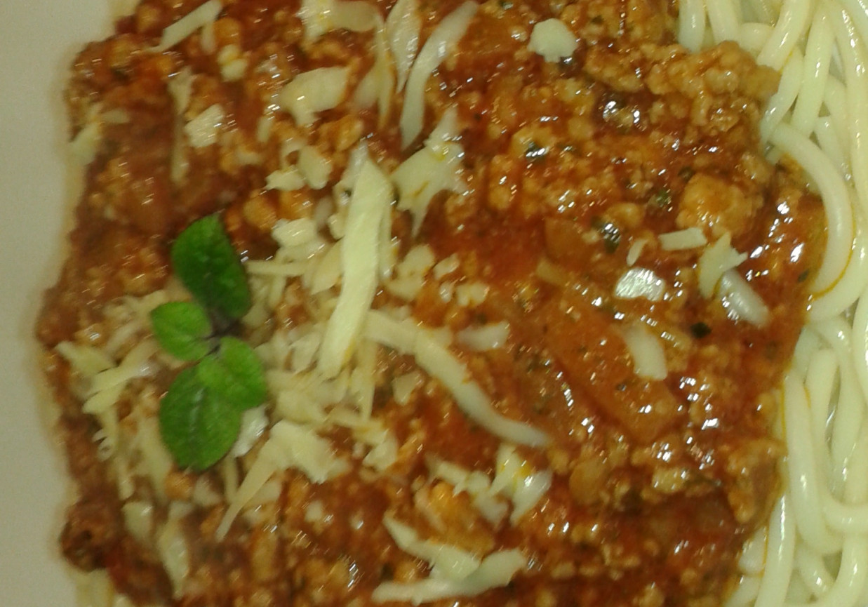 Makaron spaghetti z sosem - DoradcaSmaku.pl