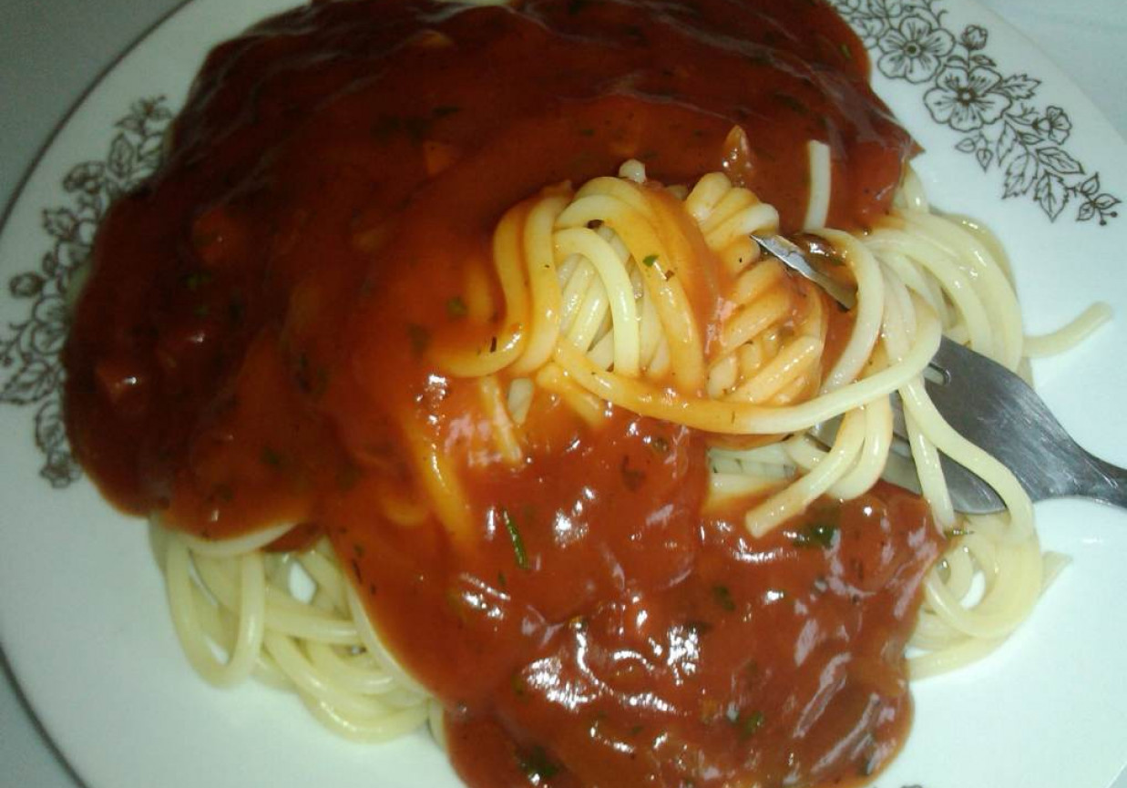 Makaron spaghetti z sosem pomidorowym - DoradcaSmaku.pl