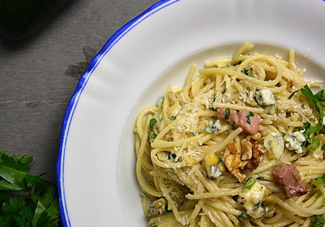 Makaron spaghetti z włoskimi orzechami - DoradcaSmaku.pl