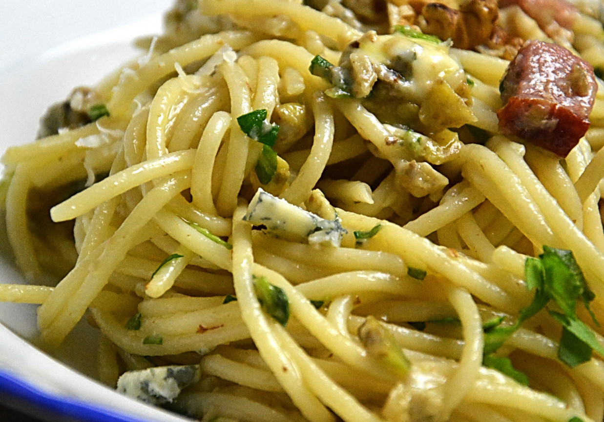 Makaron spaghetti z włoskimi orzechami - DoradcaSmaku.pl