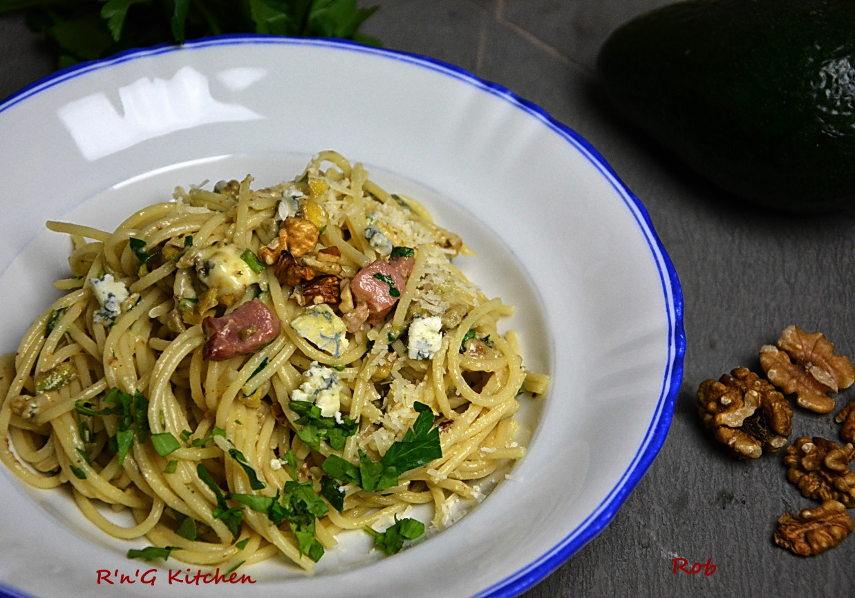Makaron spaghetti z włoskimi orzechami - DoradcaSmaku.pl