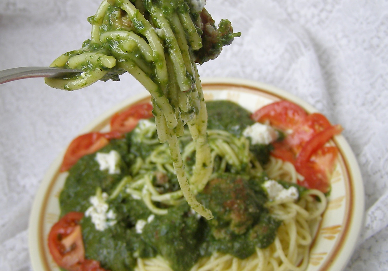 makaron spaghetti ze szpinakiem i klopsikami... - DoradcaSmaku.pl