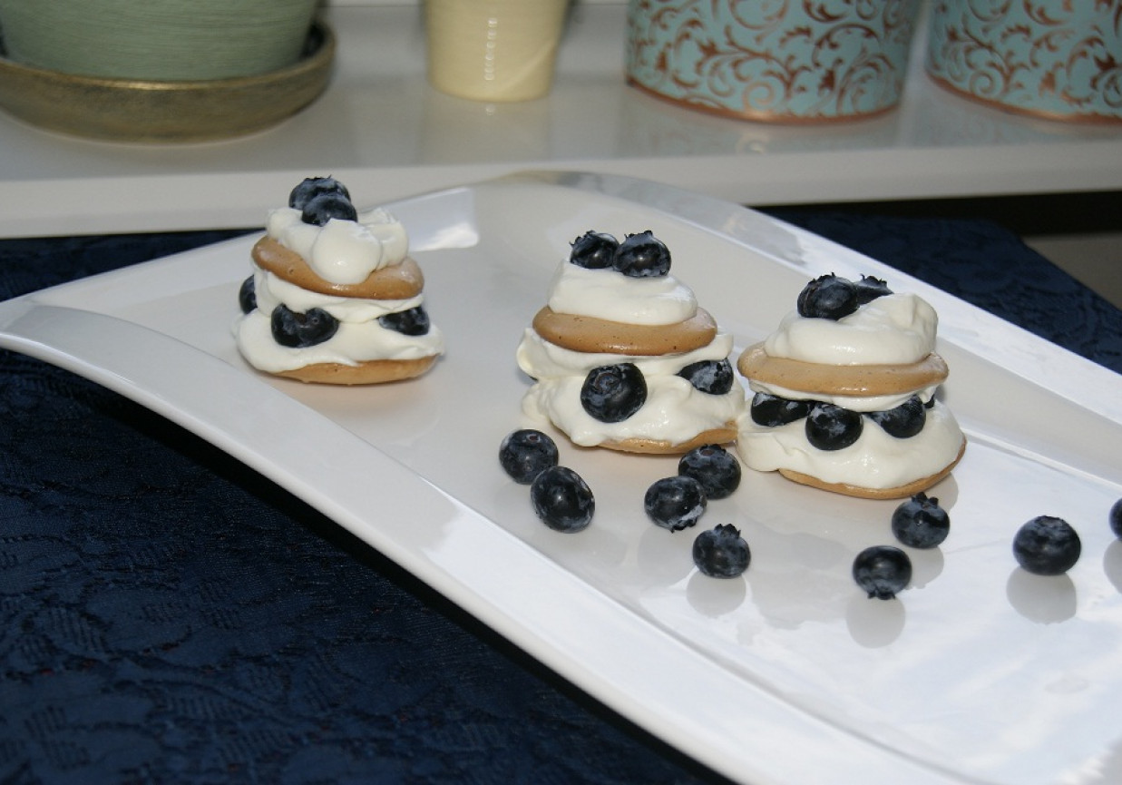 Mini bezy z bita śmietaną i jagodami - DoradcaSmaku.pl