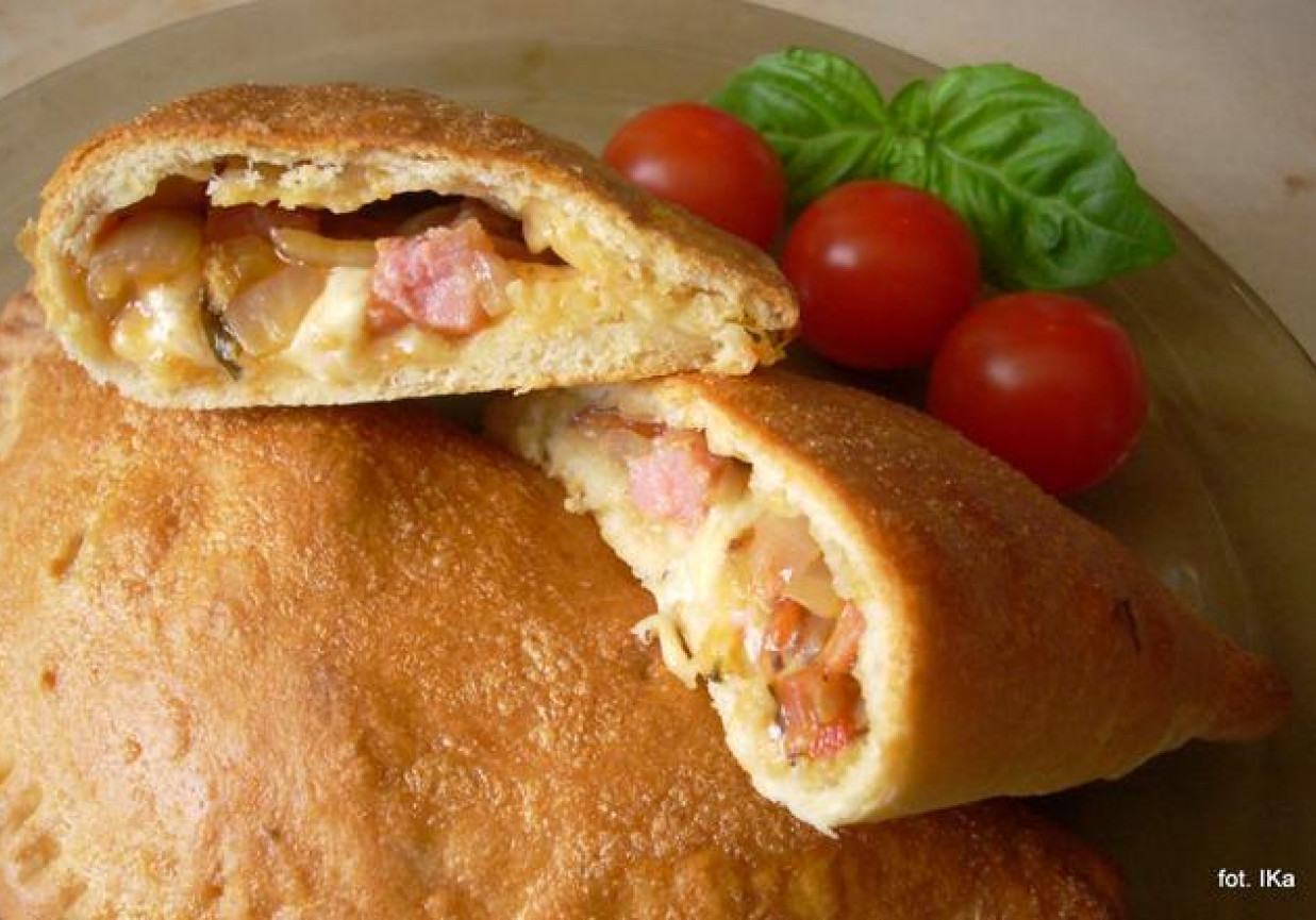 Mini calzone z kiełbasą - DoradcaSmaku.pl