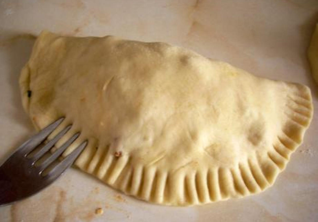 Mini calzone z kiełbasą - DoradcaSmaku.pl