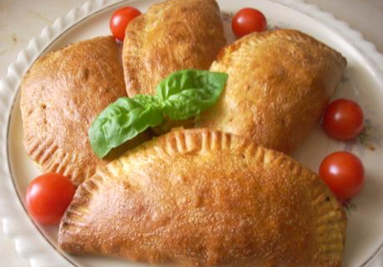 Mini calzone z kiełbasą - DoradcaSmaku.pl