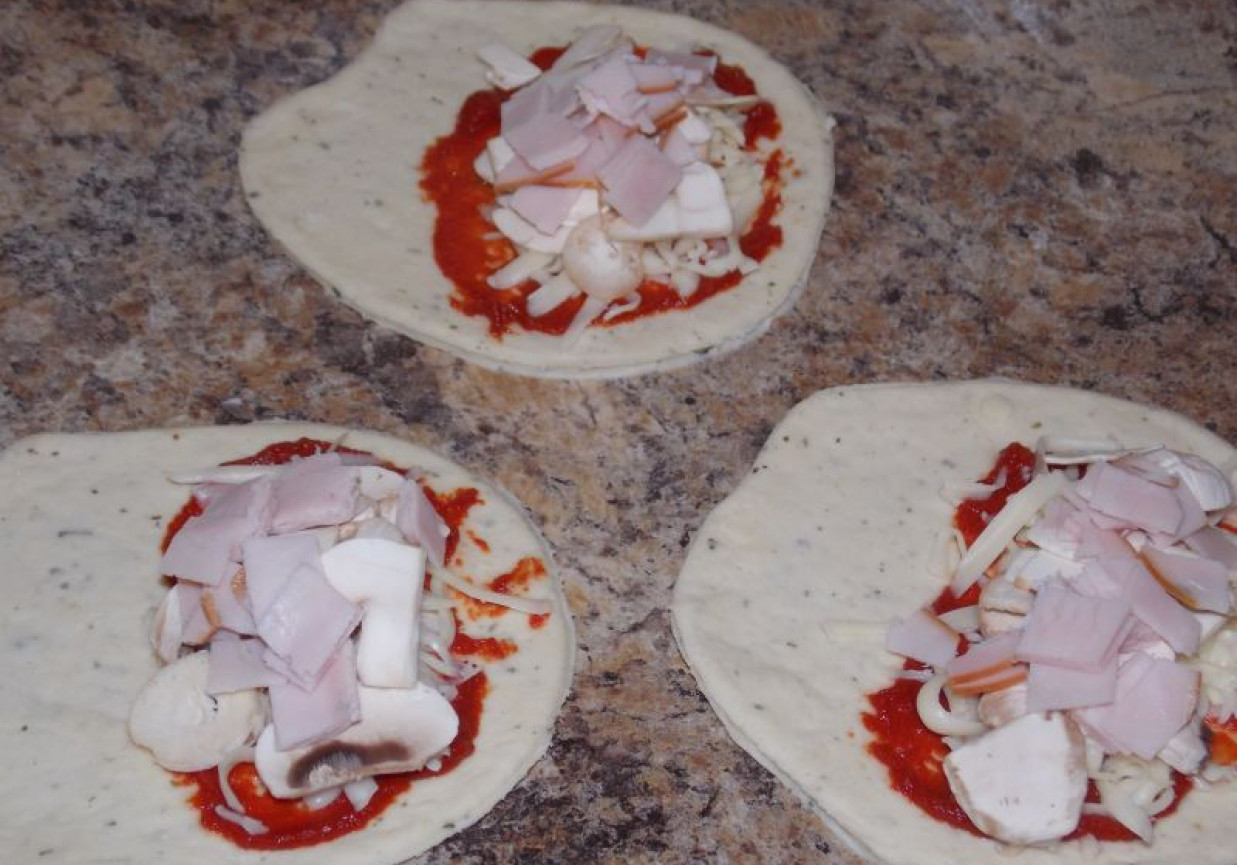 Mini calzone z pieczarkami i szynką - DoradcaSmaku.pl