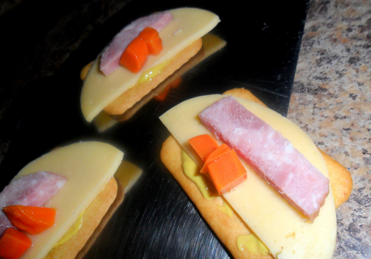 Mini imprezowe kanapeczki na krakersach - DoradcaSmaku.pl