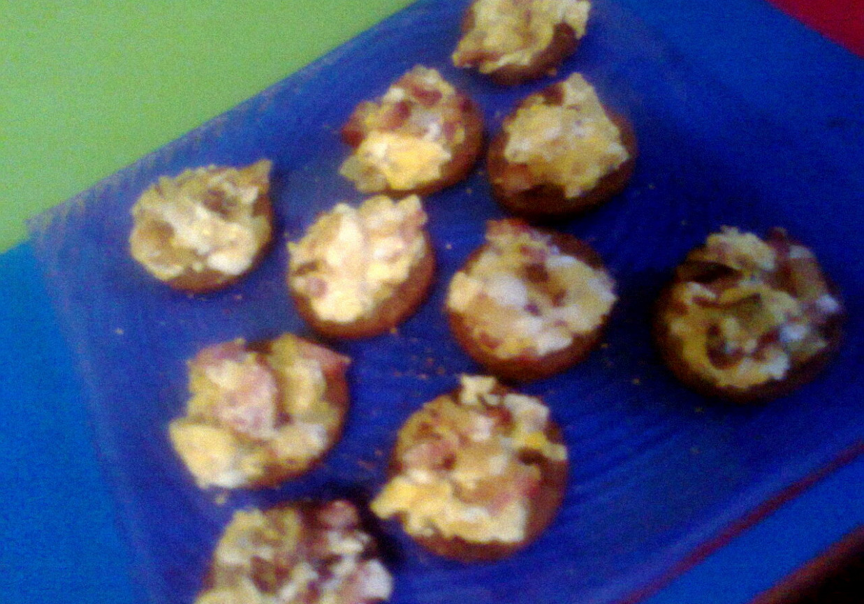 mini kanapki z chleba pełnoziarnistego z jajecznicą - DoradcaSmaku.pl