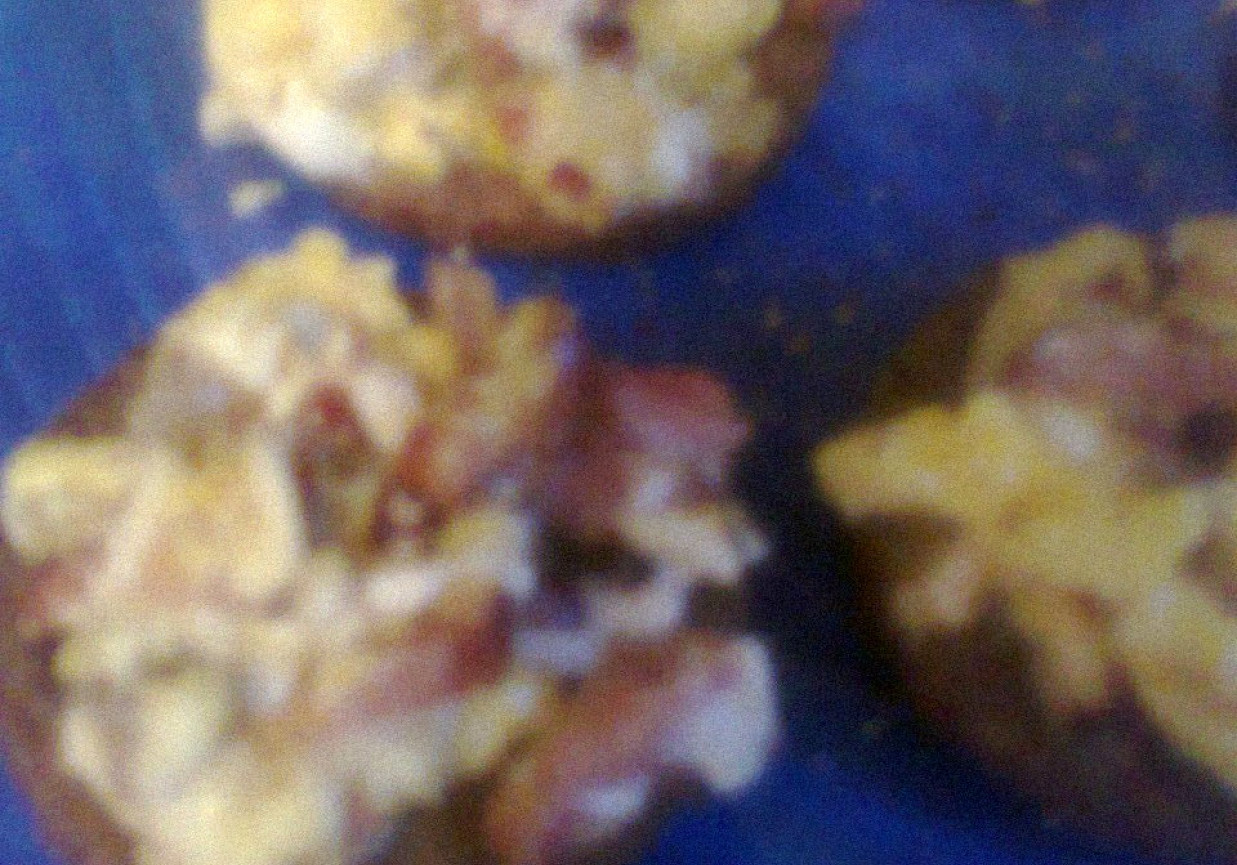 mini kanapki z chleba pełnoziarnistego z jajecznicą - DoradcaSmaku.pl