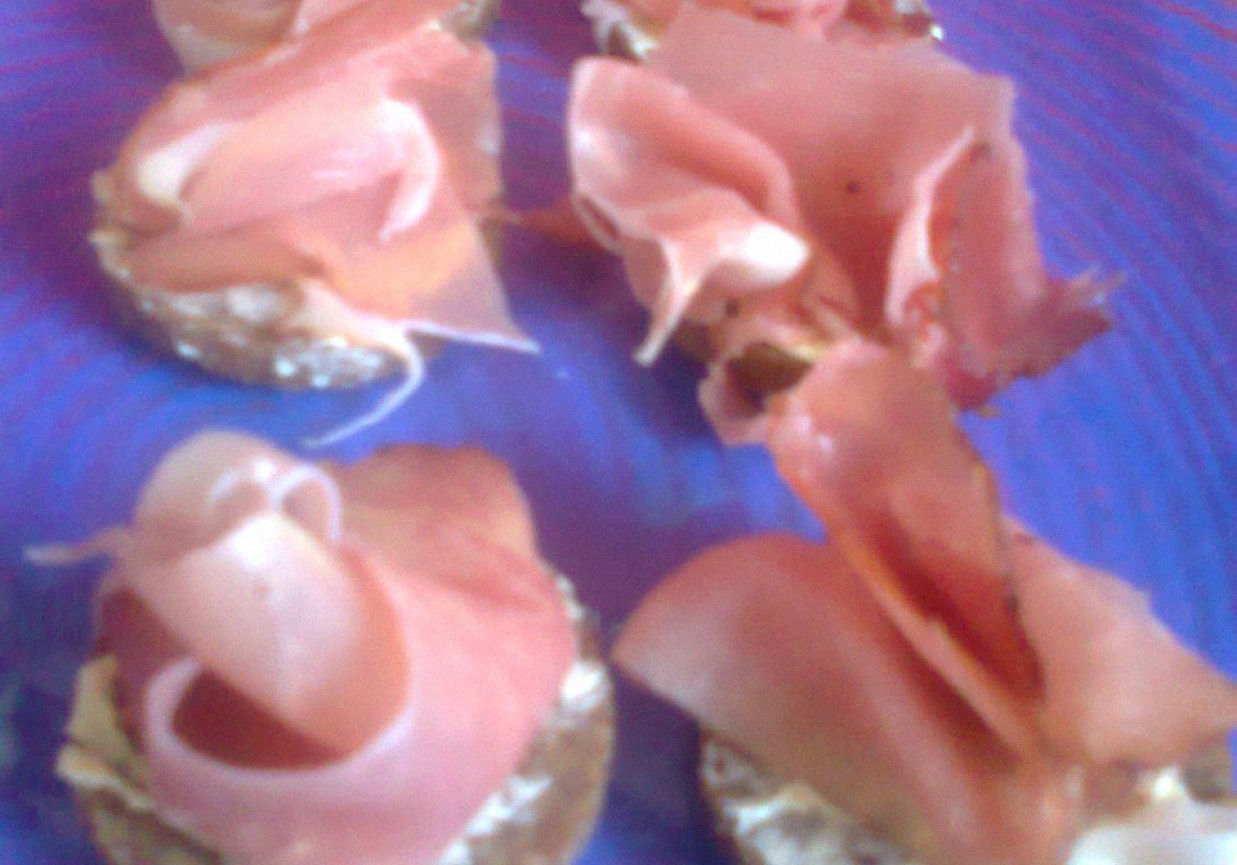 mini kanapki z chleba pełnoziarnistego z szynką szwarcwaldzką - DoradcaSmaku.pl