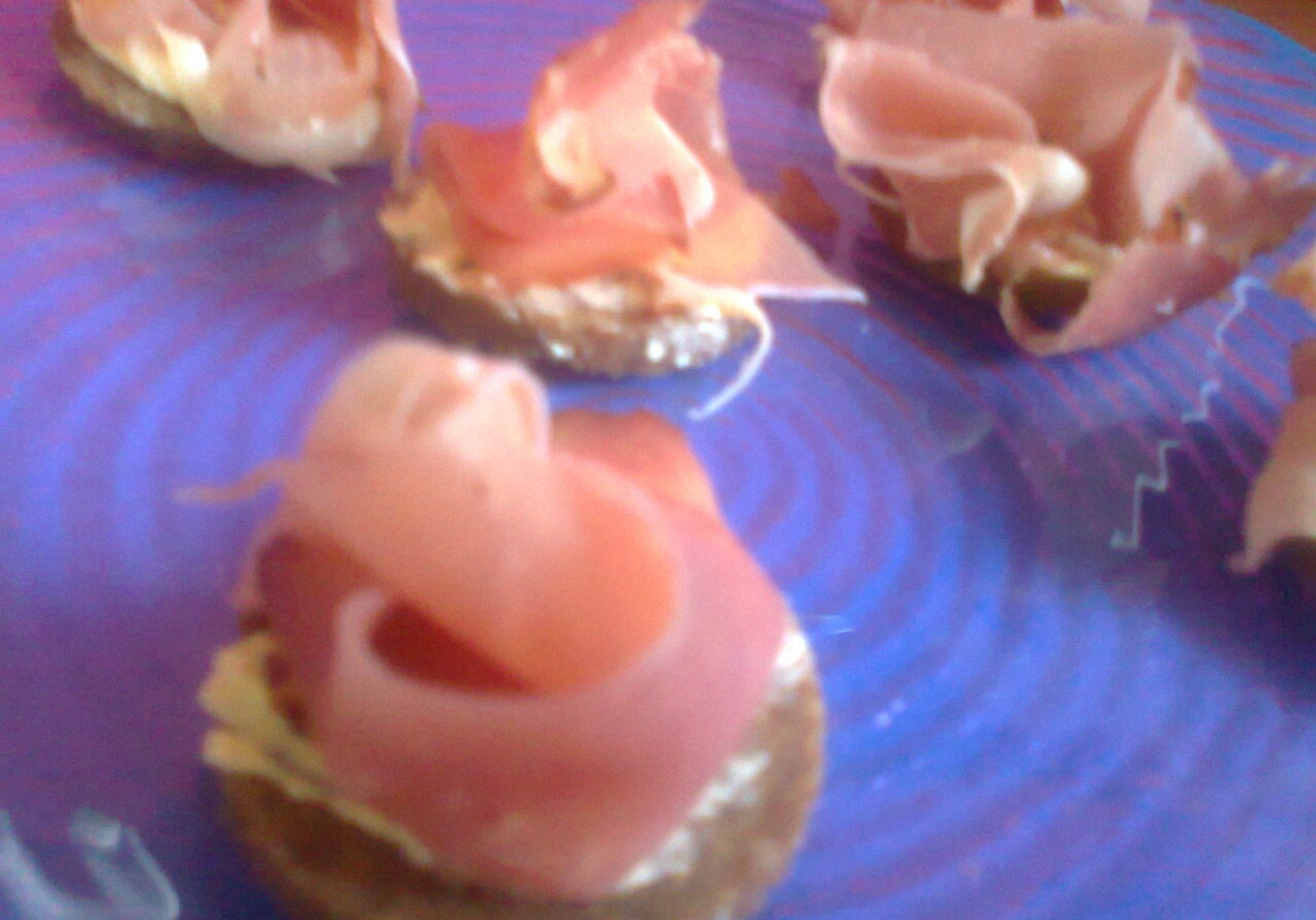 mini kanapki z chleba pełnoziarnistego z szynką szwarcwaldzką - DoradcaSmaku.pl