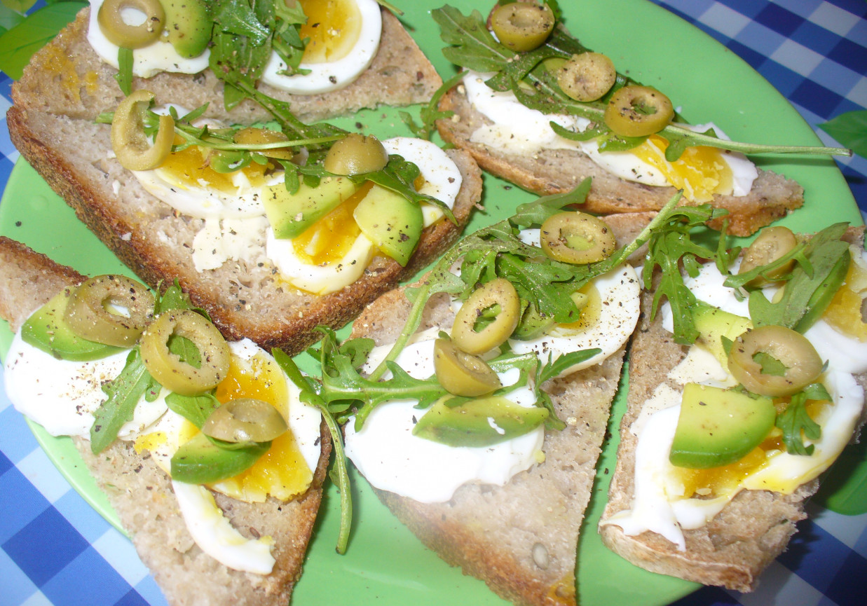 Mini kanapki z jajkiem, awokado i oliwkami - DoradcaSmaku.pl