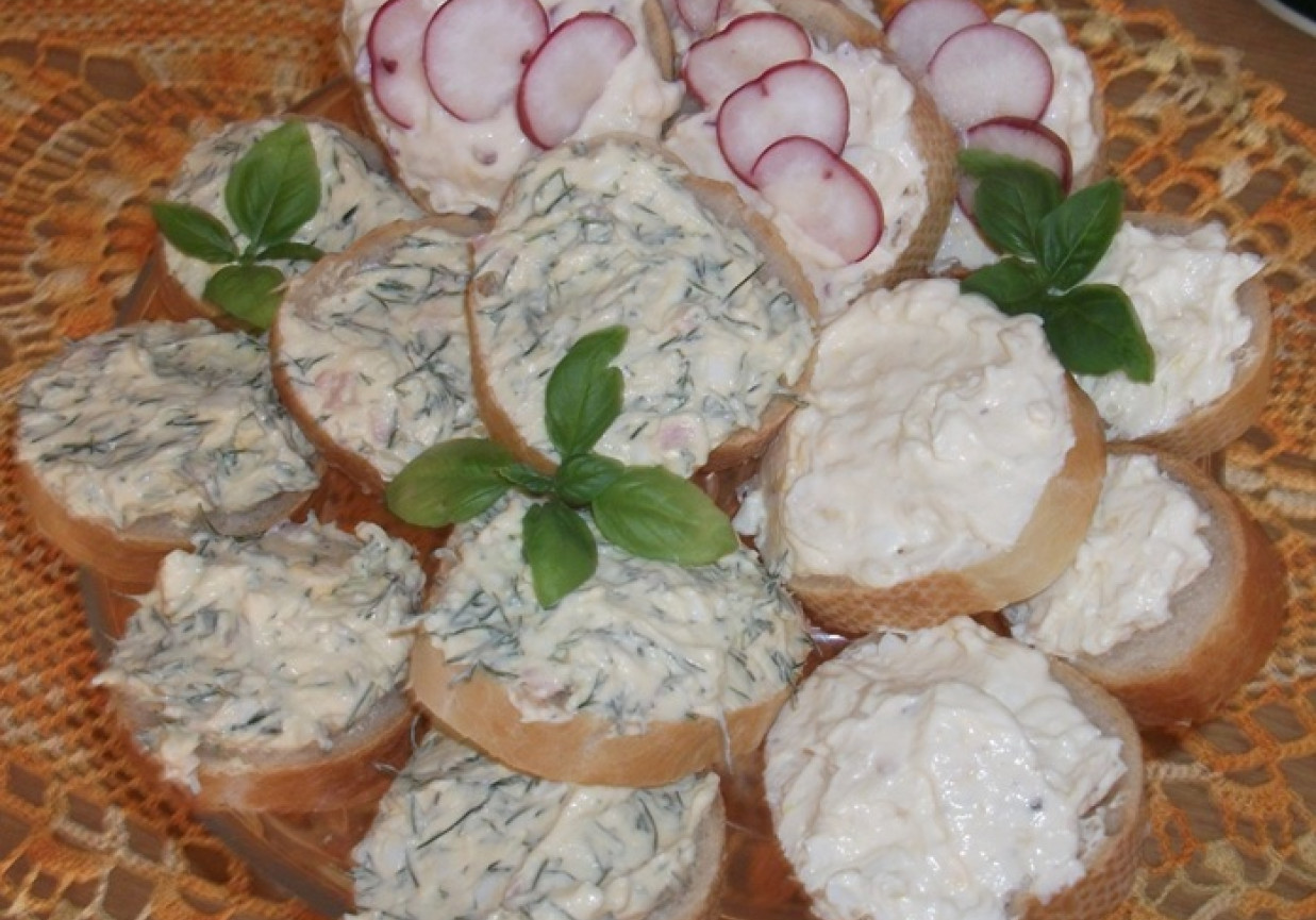 Mini kanapki ze smakowymi serkami - DoradcaSmaku.pl