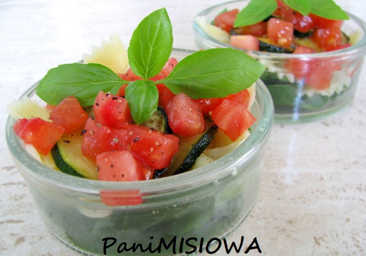 Mini sałatki makaronowe z miodowym vinegret - DoradcaSmaku.pl