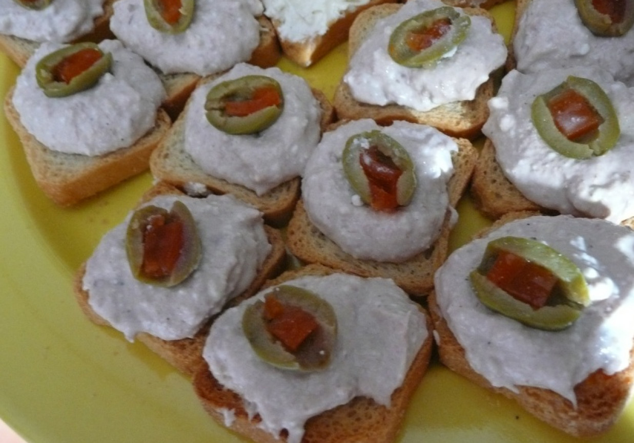 Mini sucharki z tuńczykiem i oliwką - DoradcaSmaku.pl