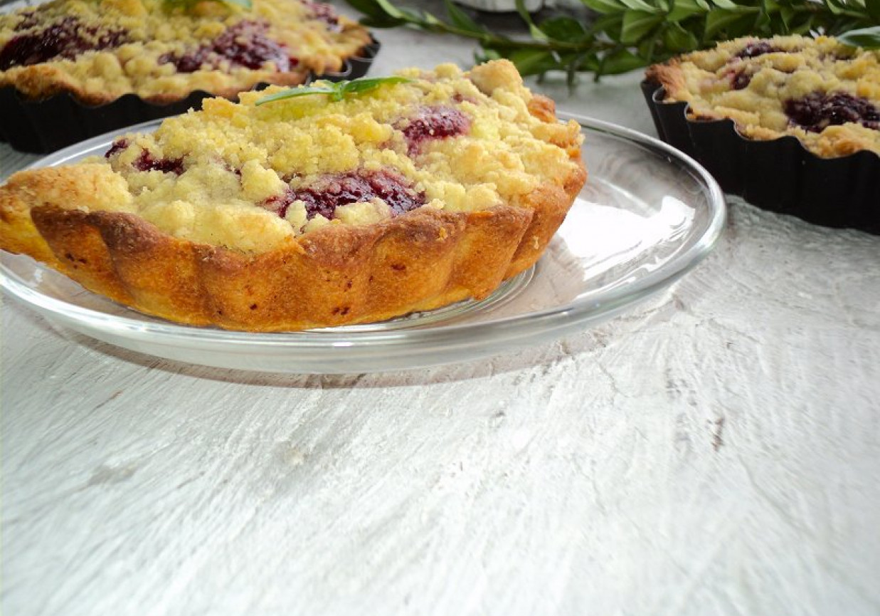 Mini tarty z budyniem i smażonymi truskawkami - DoradcaSmaku.pl