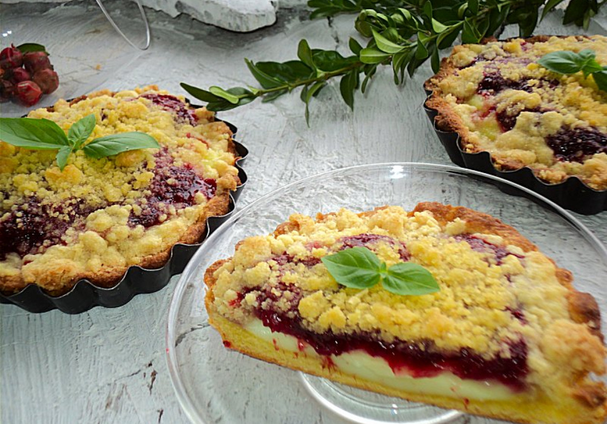 Mini tarty z budyniem i smażonymi truskawkami - DoradcaSmaku.pl