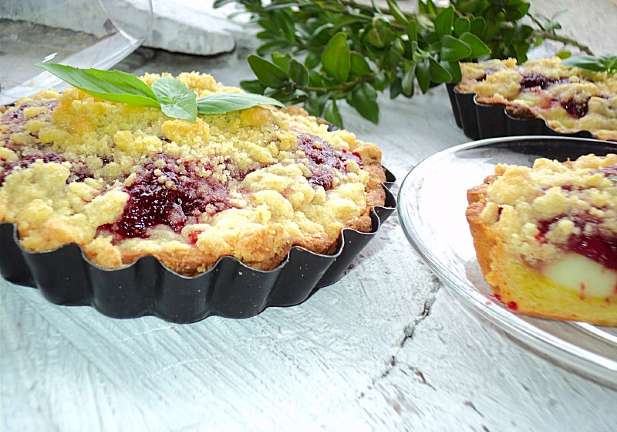 Mini tarty z budyniem i smażonymi truskawkami - DoradcaSmaku.pl