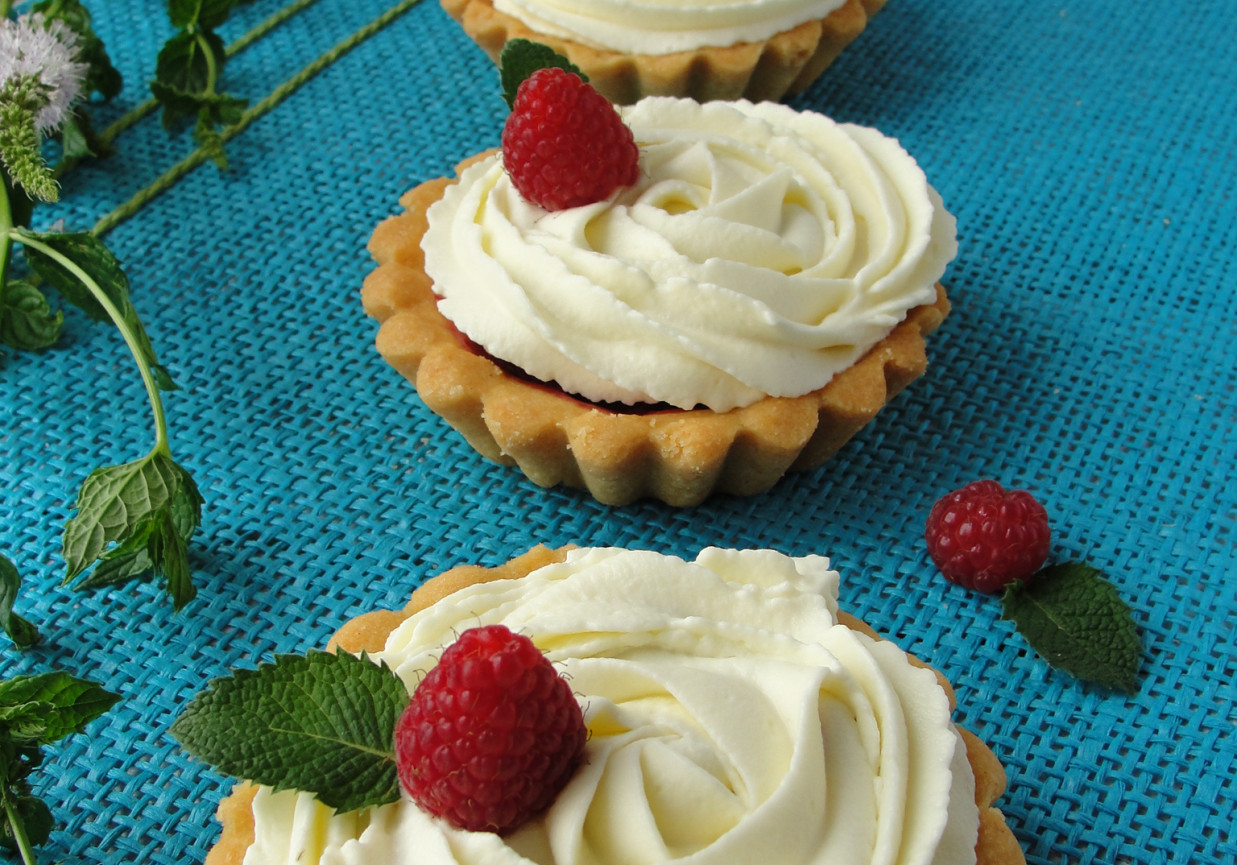 Mini tarty z malinami i kremem z białej czekolady - DoradcaSmaku.pl