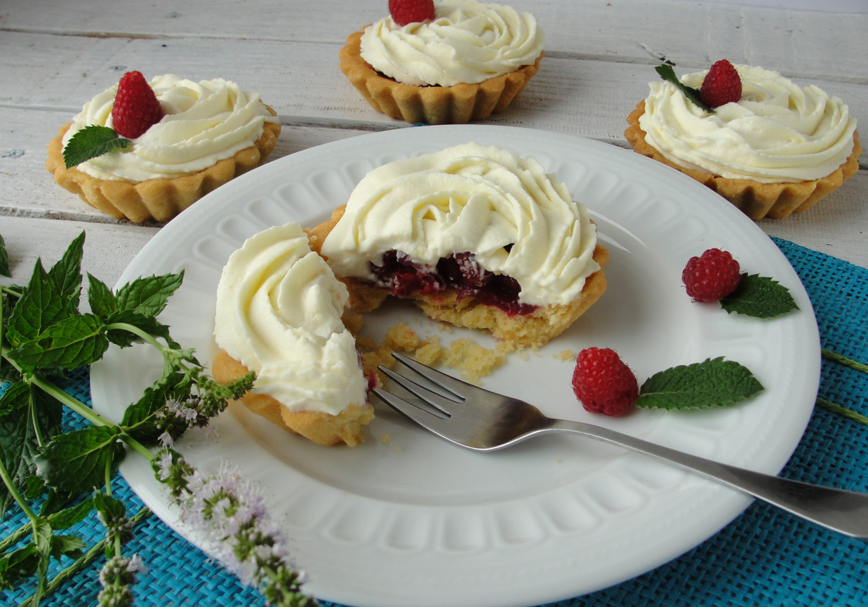 Mini tarty z malinami i kremem z białej czekolady - DoradcaSmaku.pl