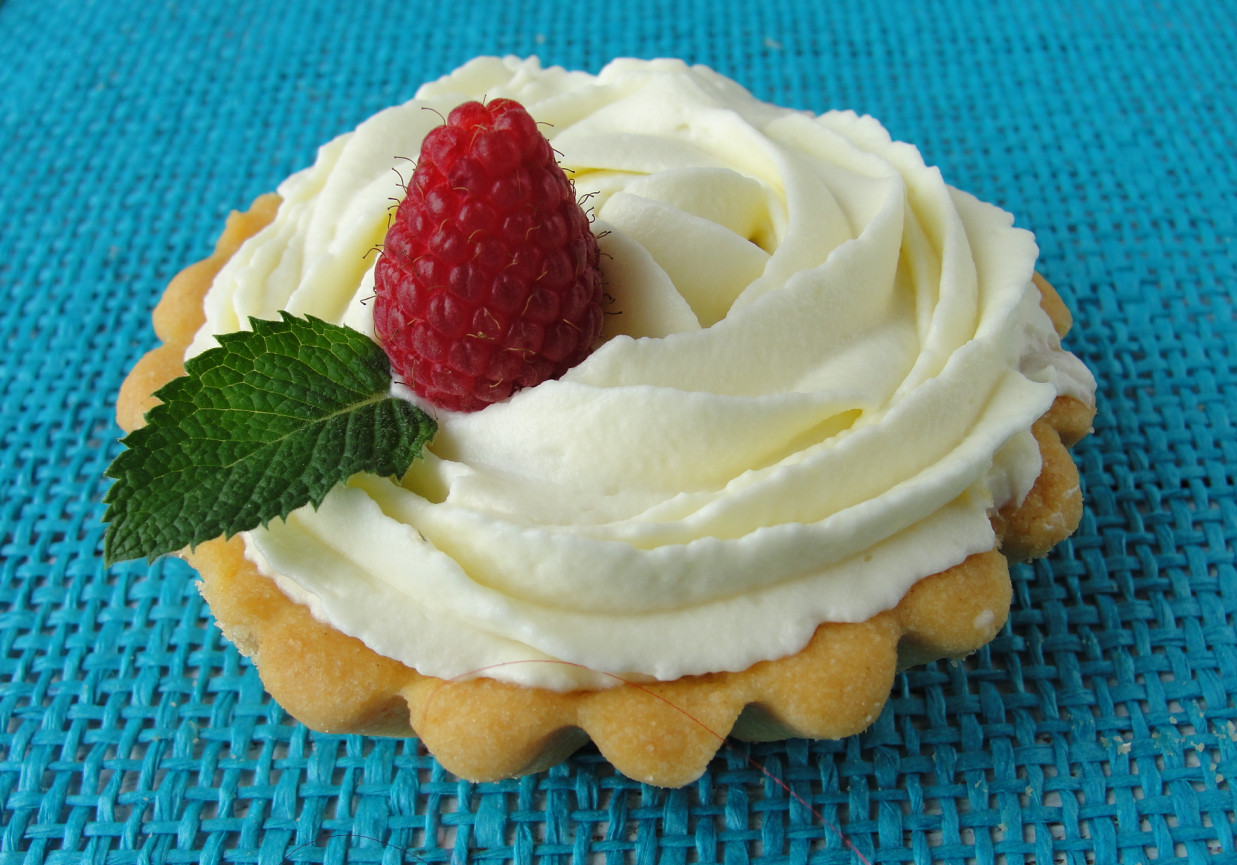 Mini tarty z malinami i kremem z białej czekolady - DoradcaSmaku.pl