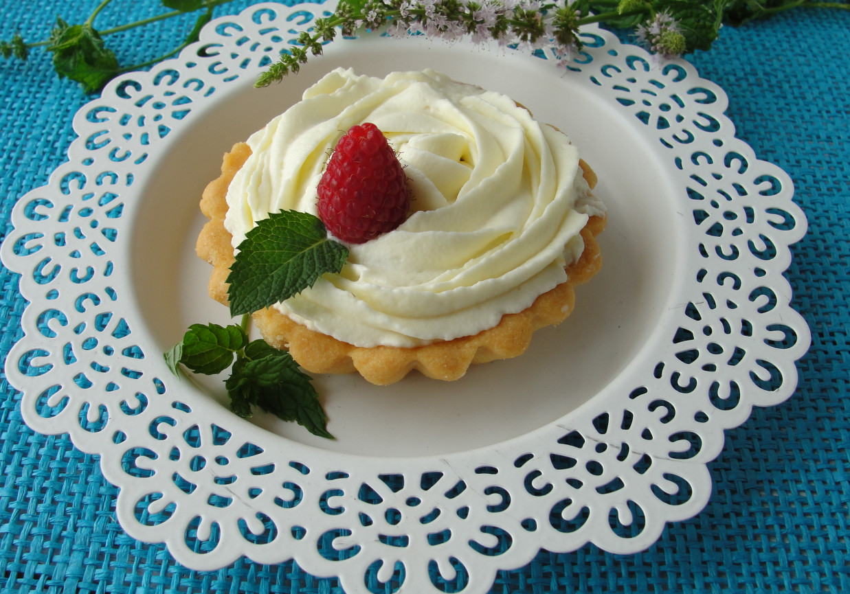 Mini tarty z malinami i kremem z białej czekolady - DoradcaSmaku.pl