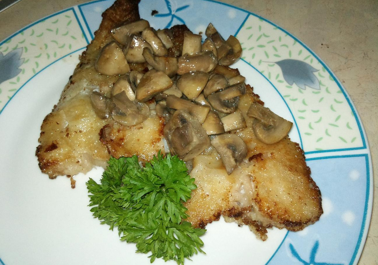 Mintaj w cieście z pieczarkami - DoradcaSmaku.pl