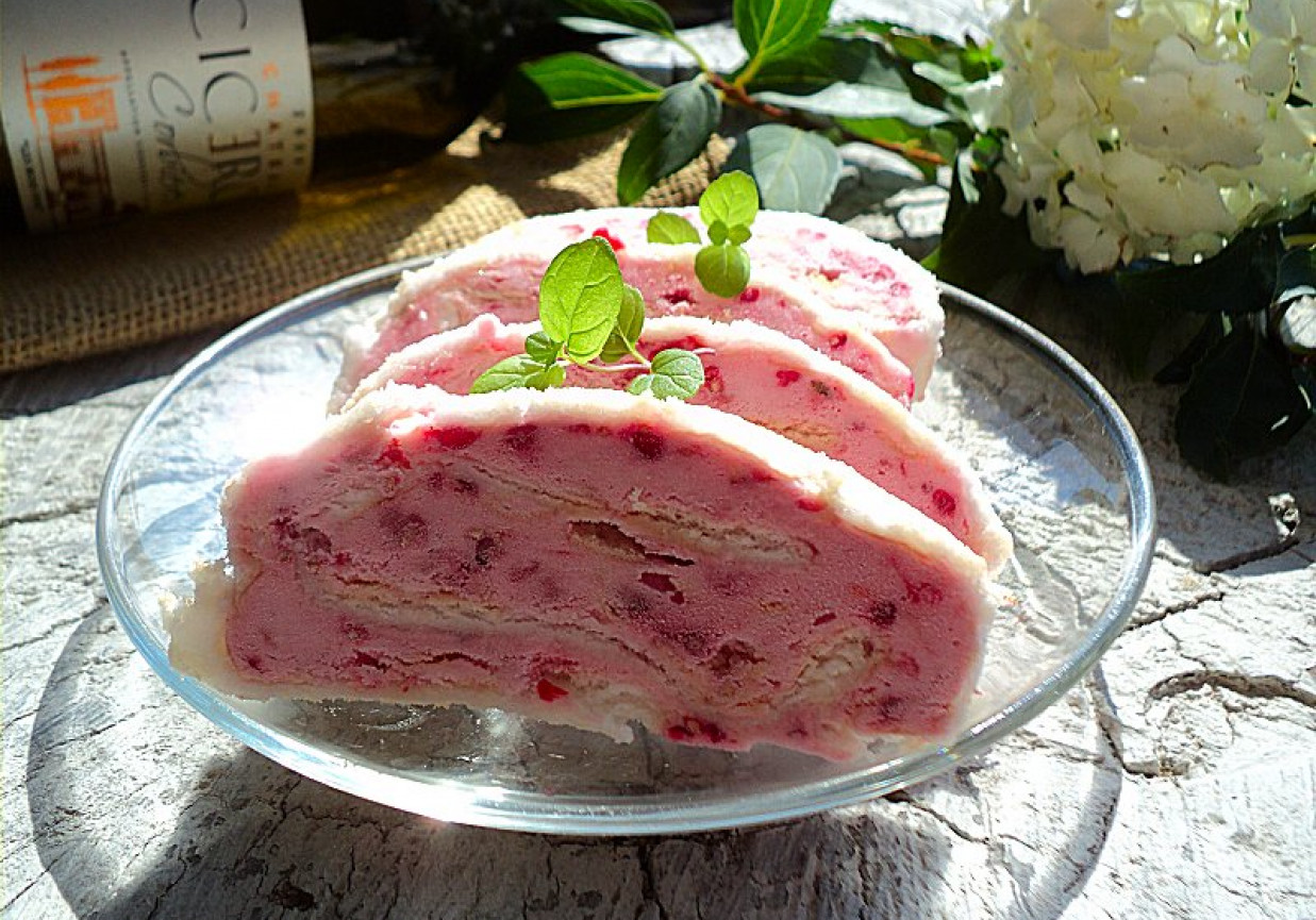 Mrożona rolada bezowa z masą malinową - DoradcaSmaku.pl