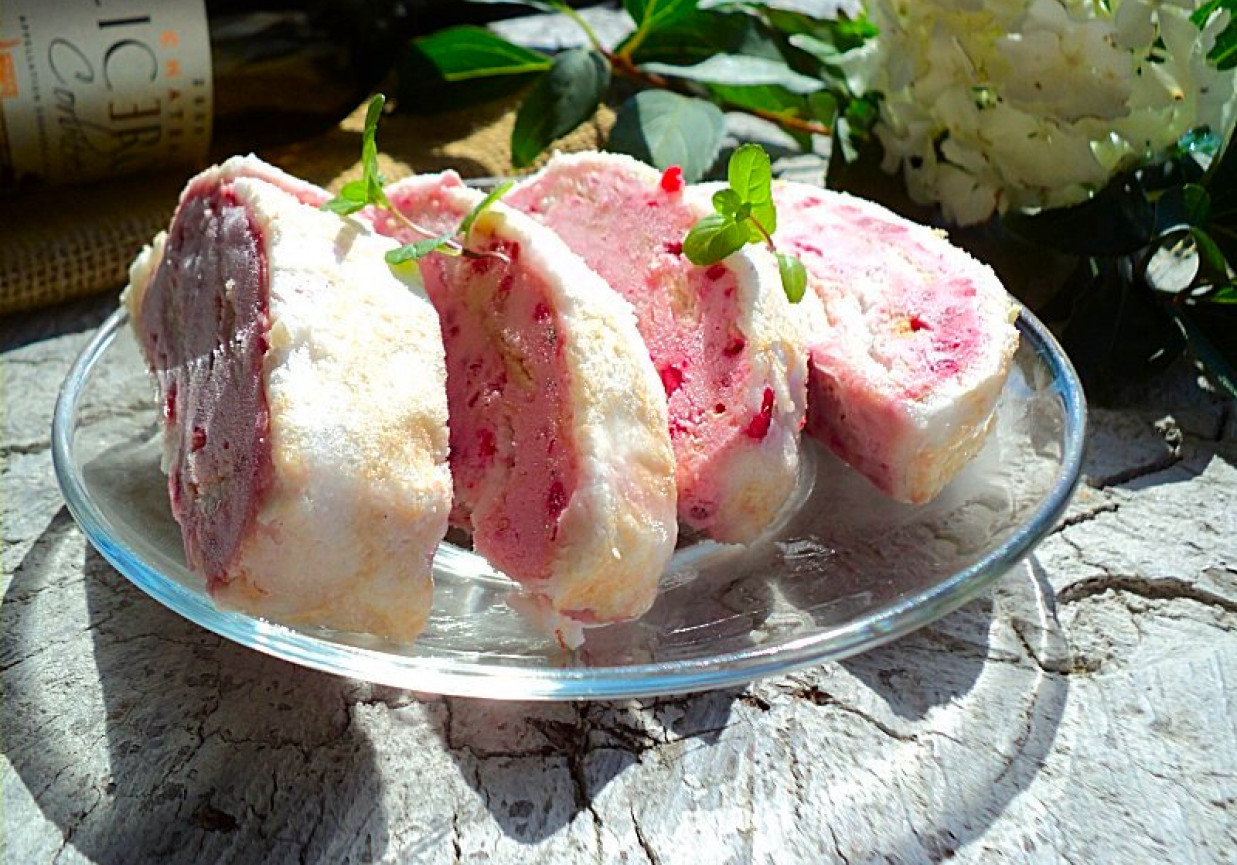 Mrożona rolada bezowa z masą malinową - DoradcaSmaku.pl