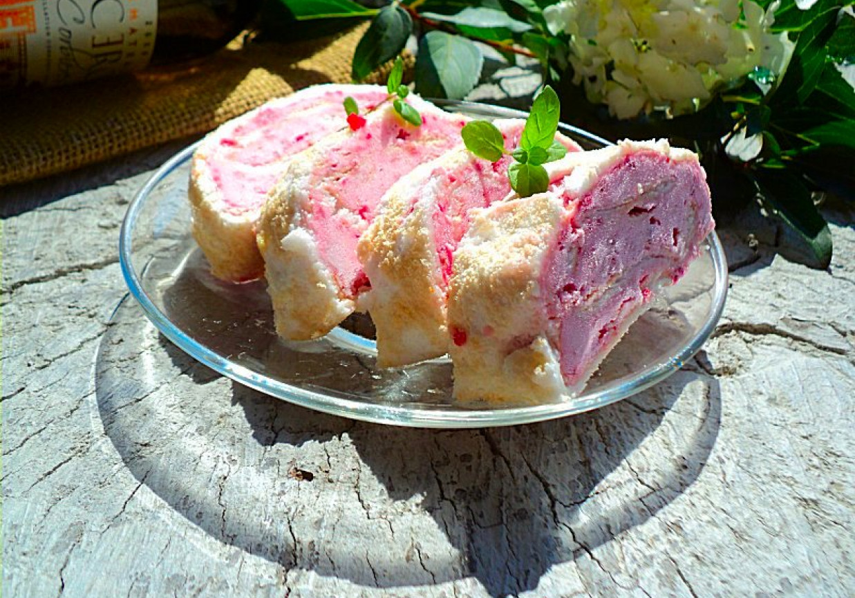 Mrożona rolada bezowa z masą malinową - DoradcaSmaku.pl