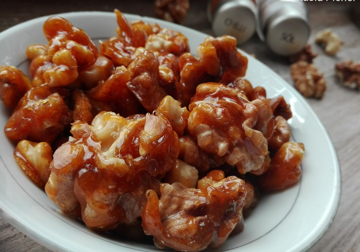 Orzechy włoskie w słonym karmelu z chilli - DoradcaSmaku.pl