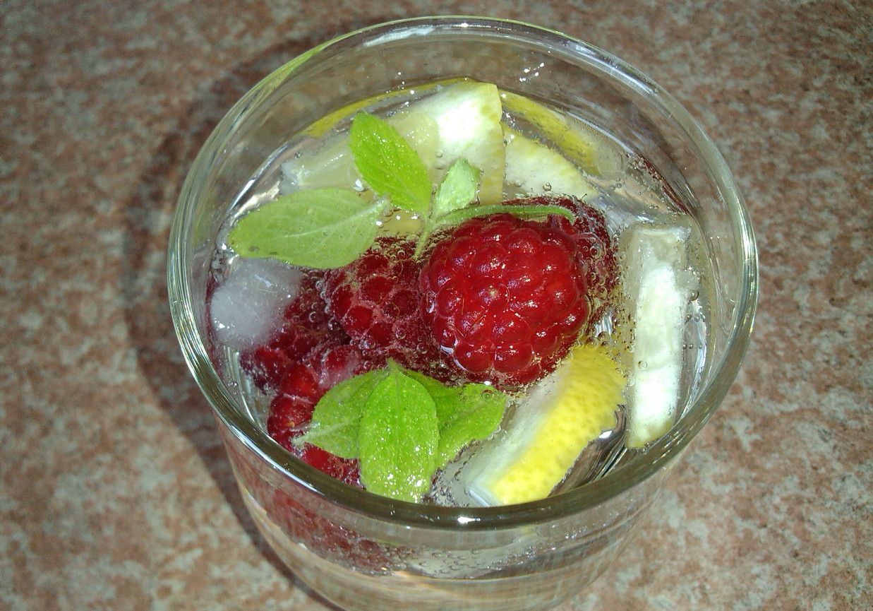 Orzeźwiająca malinowo cytrynowa woda - DoradcaSmaku.pl