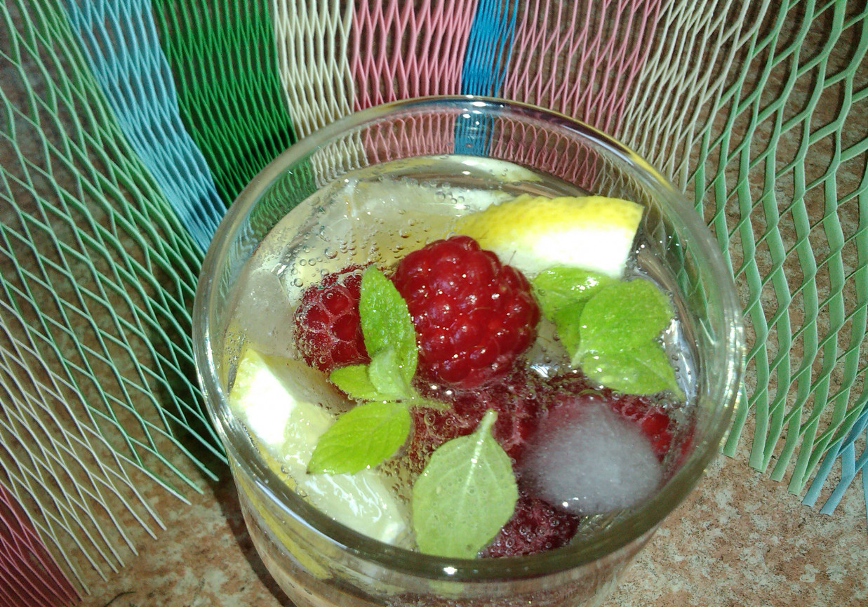 Orzeźwiająca malinowo cytrynowa woda - DoradcaSmaku.pl