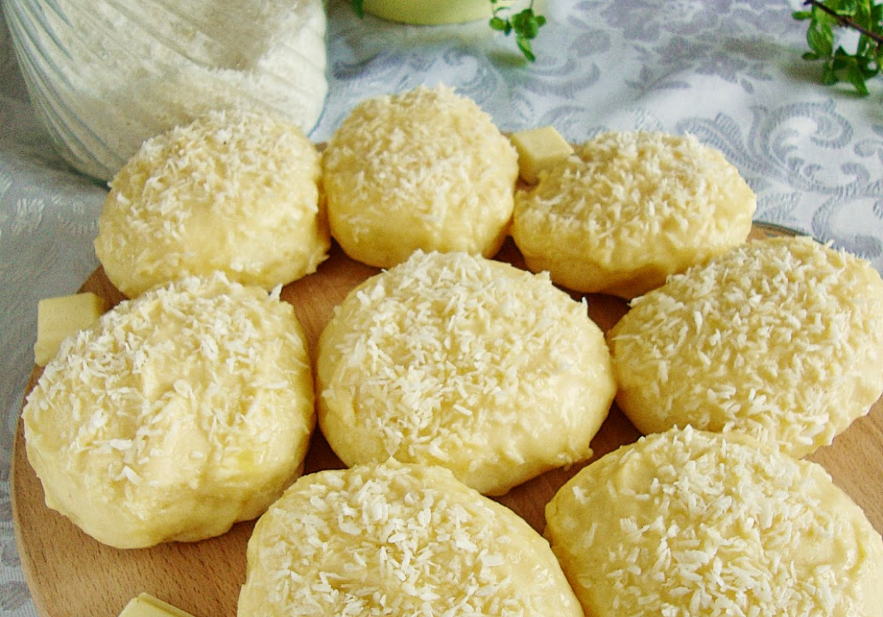 Pampuchy, parowańce, parowce, kluski na parze, pyzy drożdżowe z białą ...