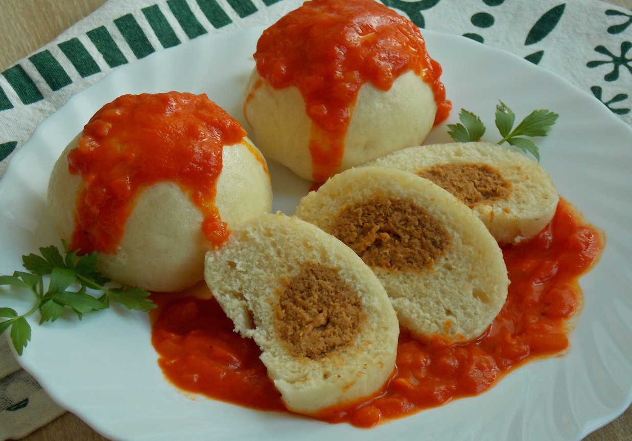 Pampuchy z mięsem w sosie z pieczonej papryki - DoradcaSmaku.pl