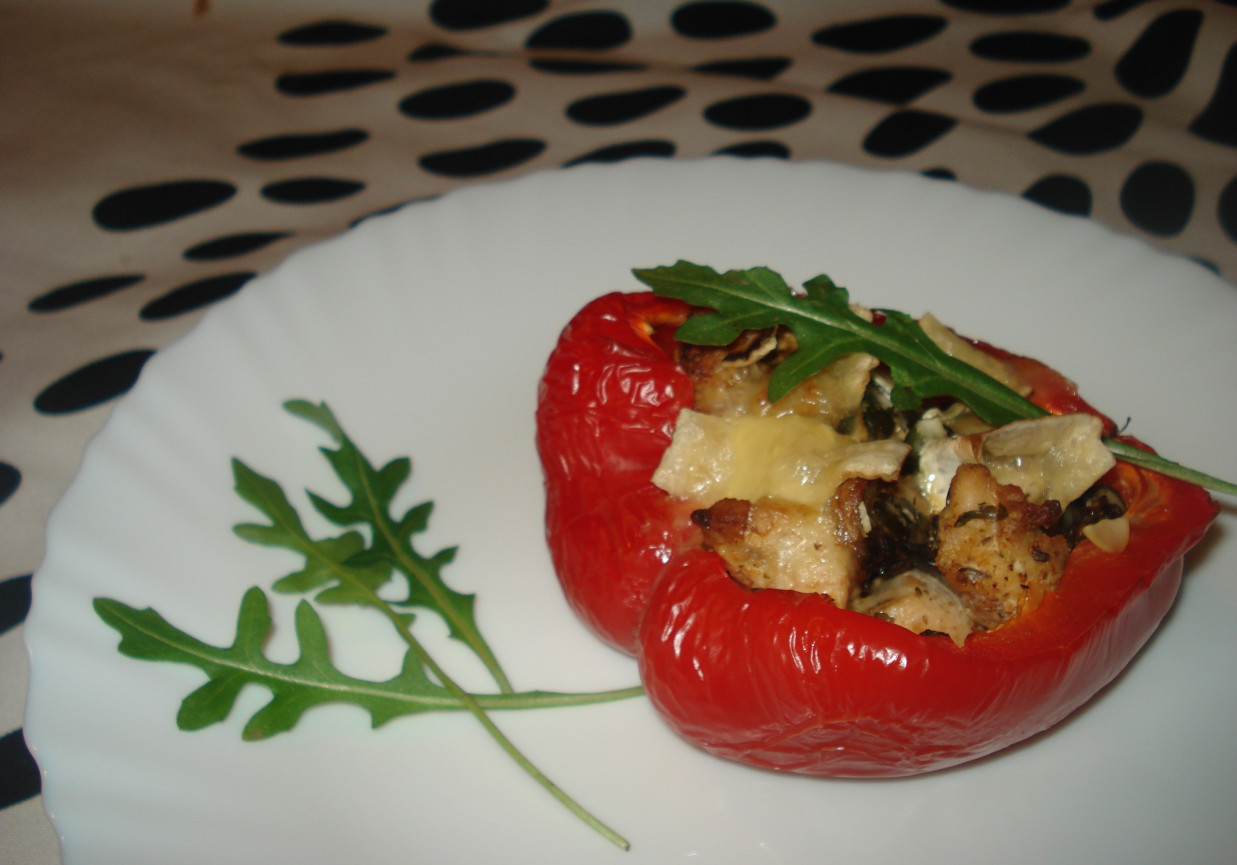 Papryka czerwona zapiekana z filetem z indyka i Camembertem ...