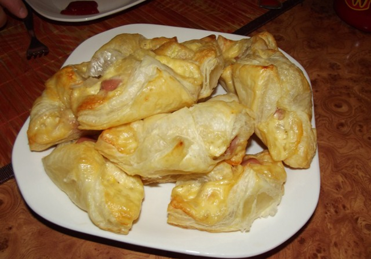 Parówki z serem w cieście francuskim - DoradcaSmaku.pl