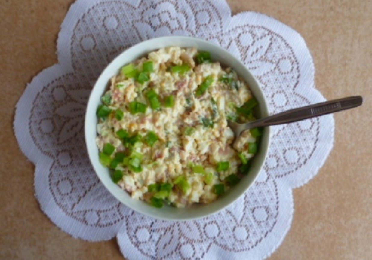 Pasta jajeczna z boczkiem i szczypiorkiem - DoradcaSmaku.pl