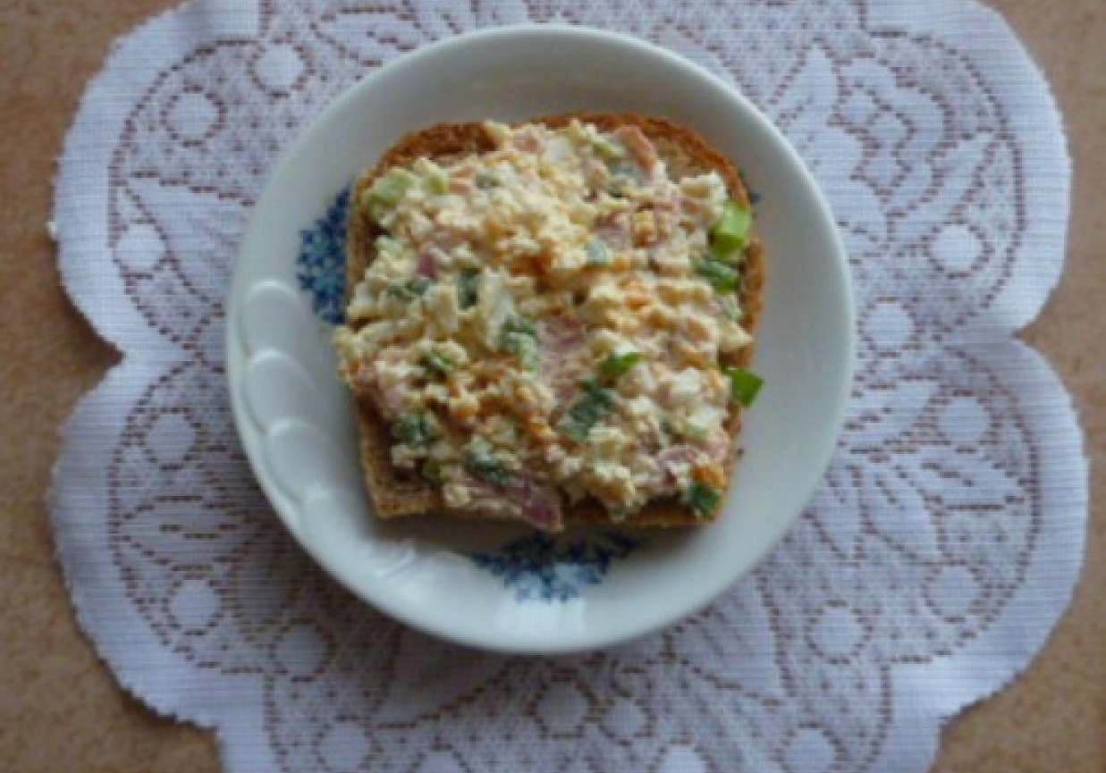 Pasta jajeczna z boczkiem i szczypiorkiem - DoradcaSmaku.pl