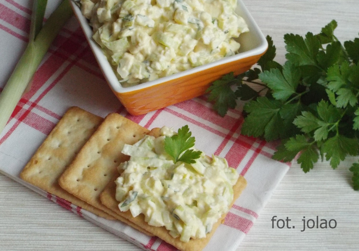 Pasta jajeczna z porem i natką pietruszki - DoradcaSmaku.pl