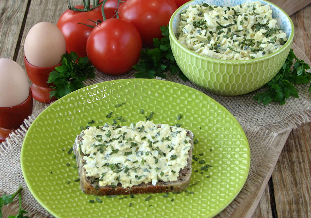 Pasta jajeczna z remouladą i suszonym szczypiorkiem - DoradcaSmaku.pl