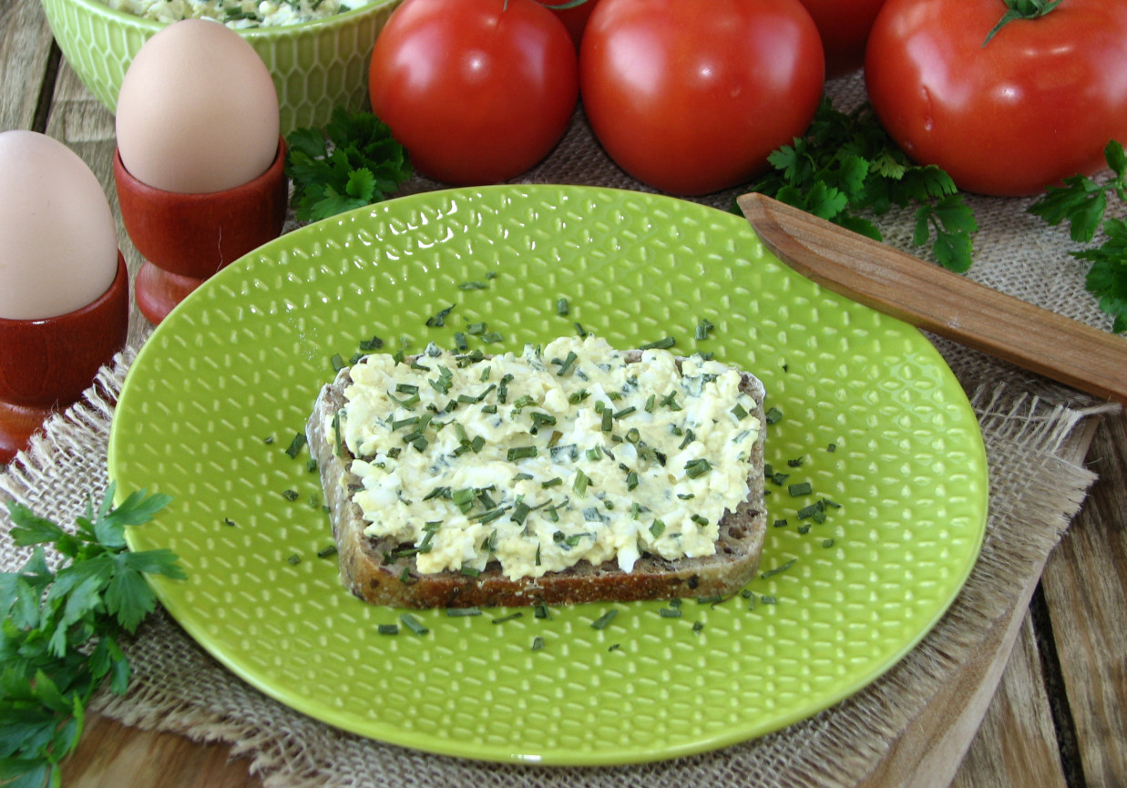 Pasta jajeczna z remouladą i suszonym szczypiorkiem - DoradcaSmaku.pl