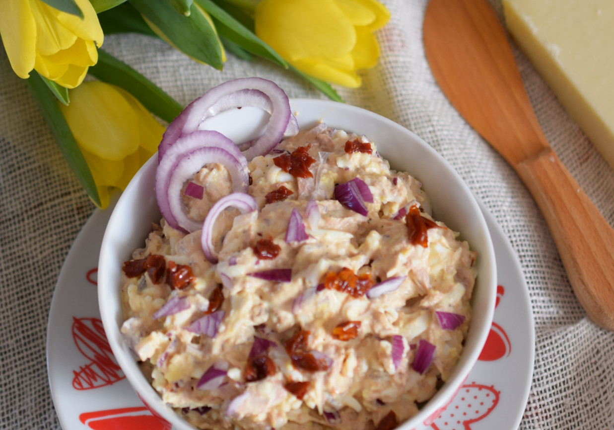 Pasta jajeczna z suszonymi pomidorami - DoradcaSmaku.pl